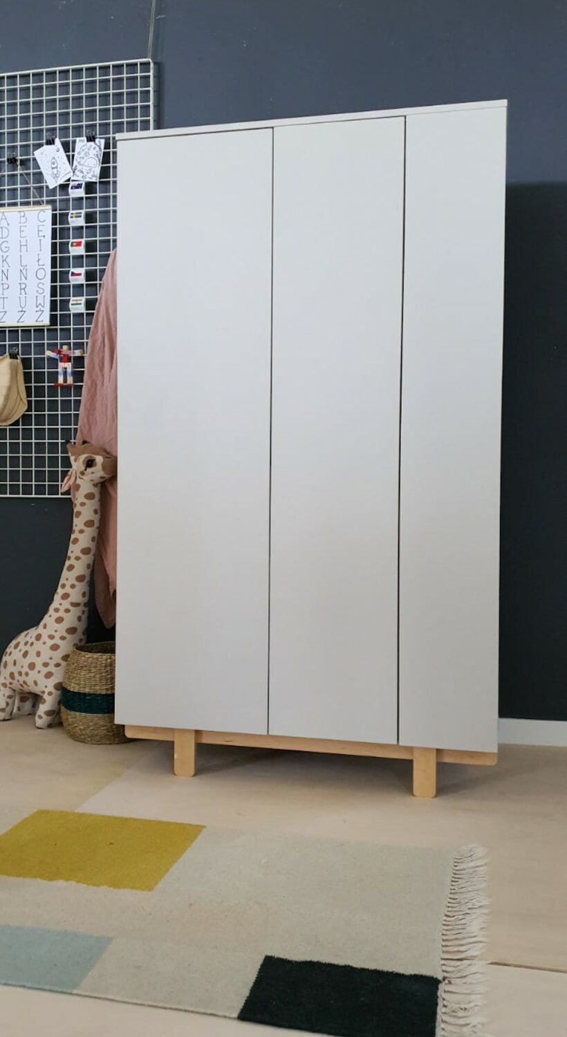 Kleiderschrank mit viel Stauraum im zeitlosen Scandi LOOK